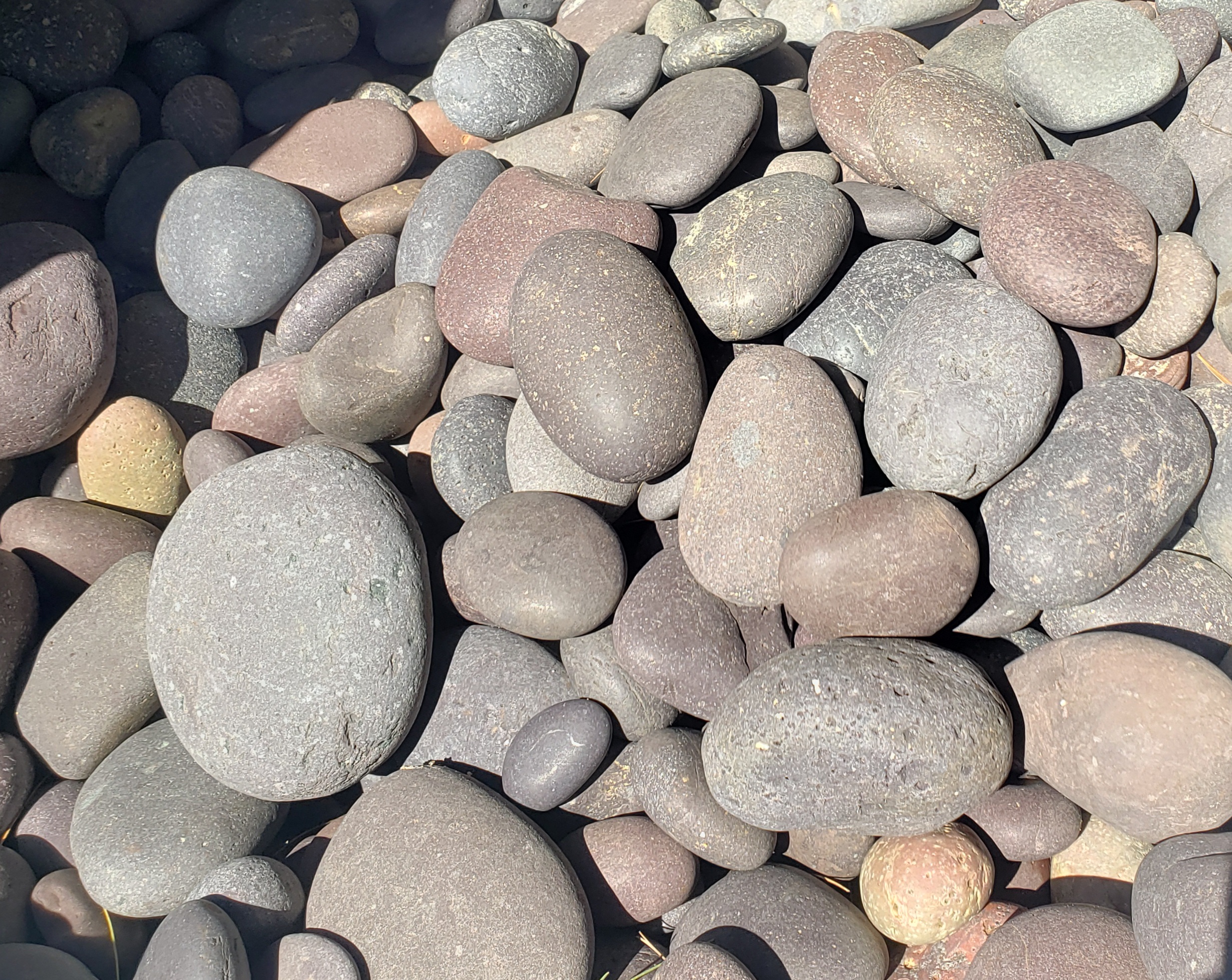 River Rock/Specialty Stones – Stonehenge Hardscapes
